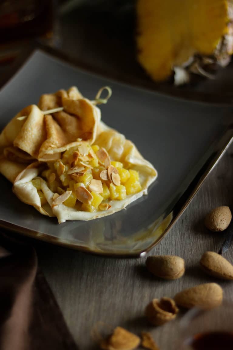 Aumonières de crêpes à l'ananas flambées au rhum l Le Tablier Gourmet